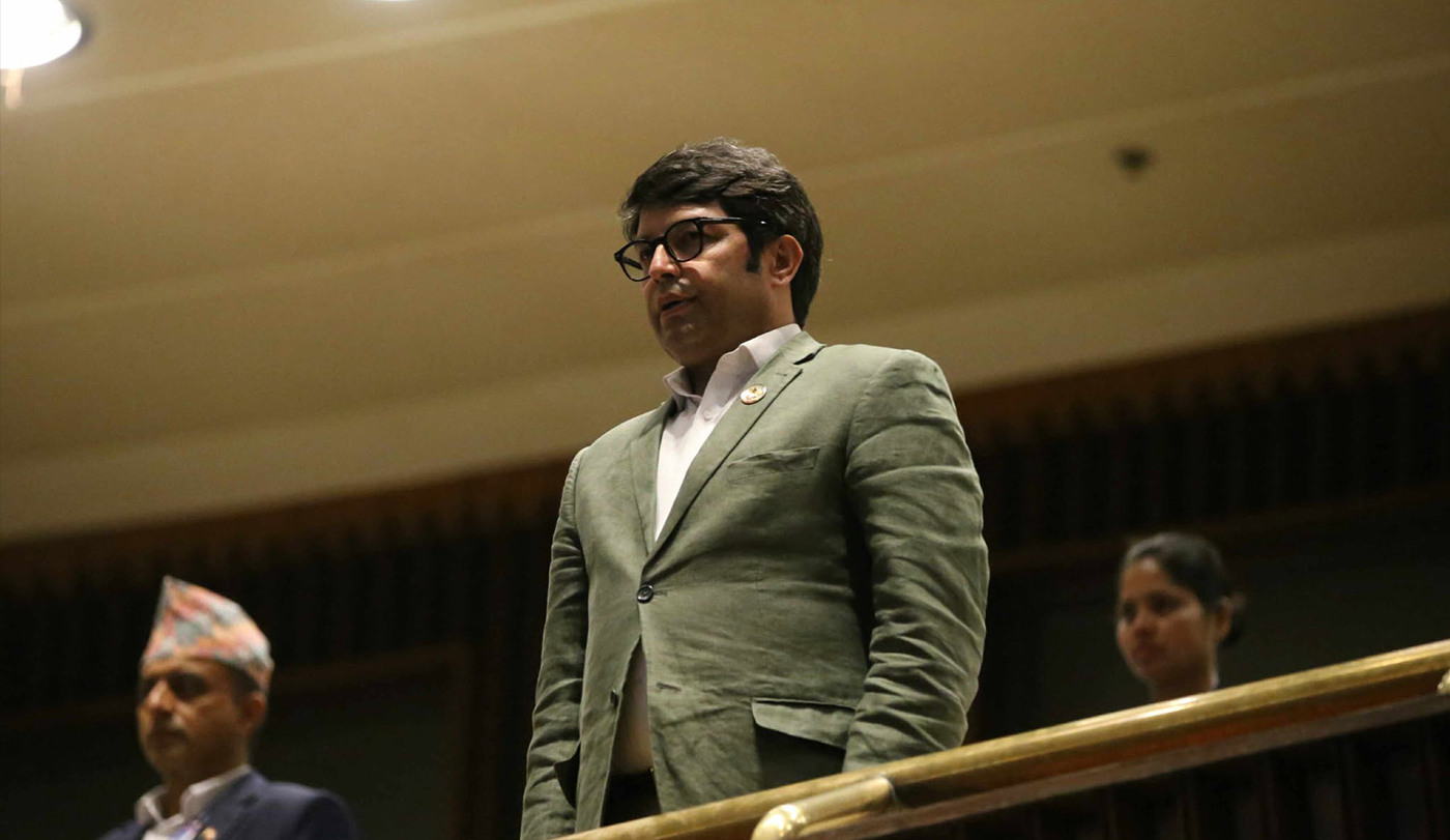 संसद्को बाल्कोनीमा किन उभिए कांग्रेस सांसद बजगाईं ? - Meronews