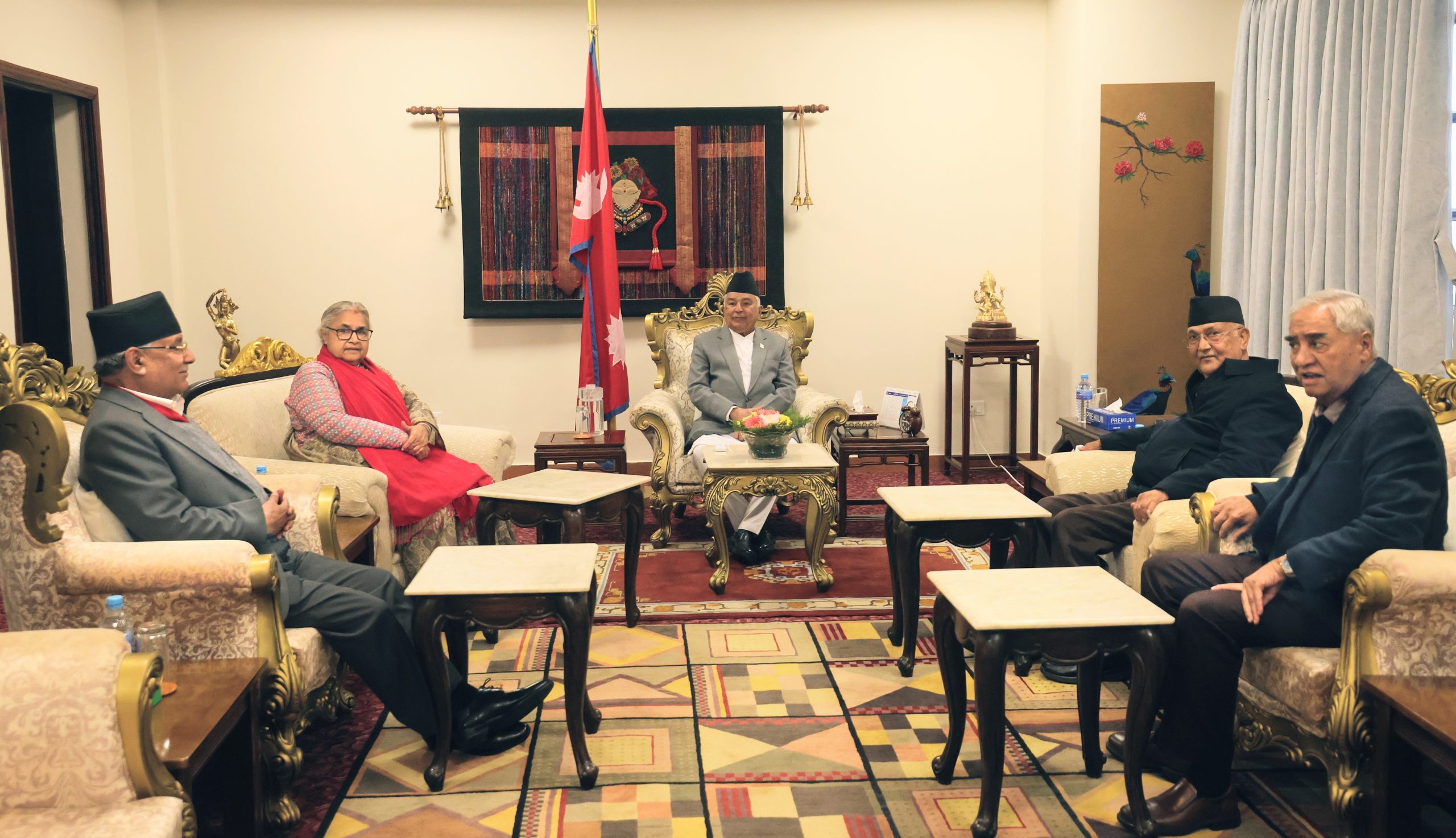 प्रधानमन्त्री कार्कीले देउवा, ओली र प्रचण्डसँग संयुक्त छलफल गर्दै ...